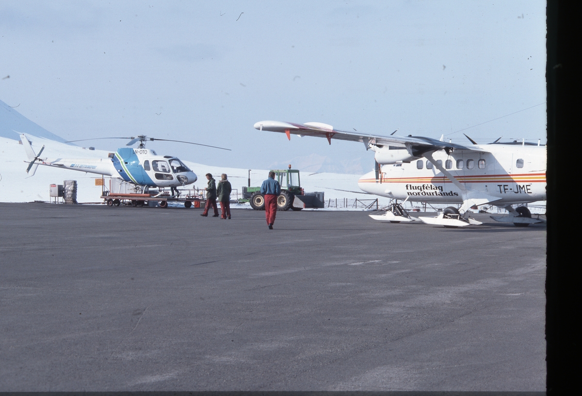 Svalbard lufthavn sommer 1987. Flyet fra Færøyene ble brukt til ...
