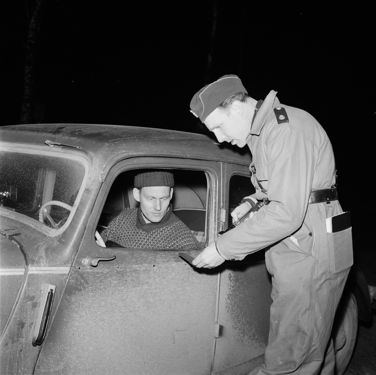 Trafikkontroll - polisman Rudolf Bredh och bilförare S. Söderlund ...