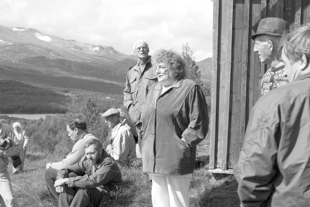 Historielagstur. Margit Sandemo orienterar om Huldrehaugen i Grunke i ...