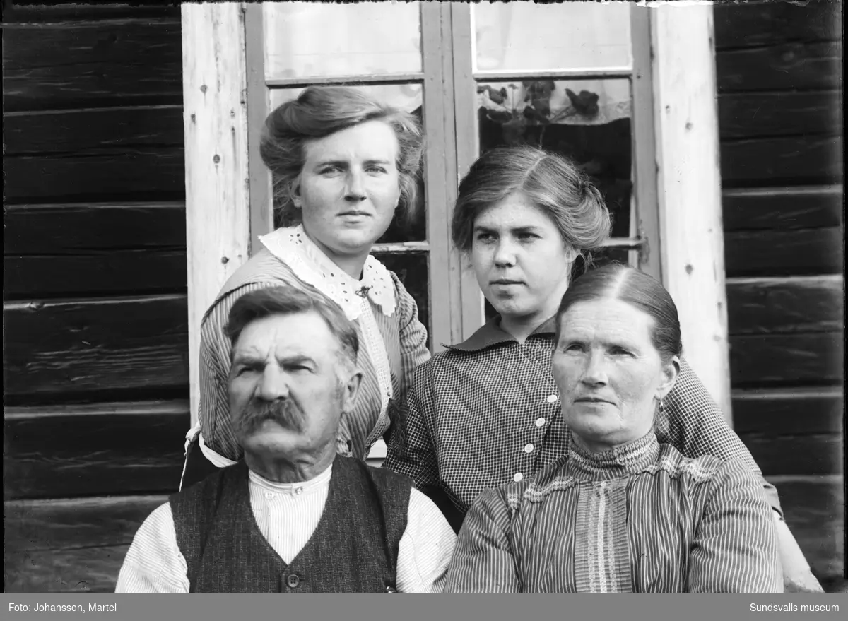 Gruppbild i skogsbrynet med systrarna Johanna "Hanna" Johansson, Märta ...