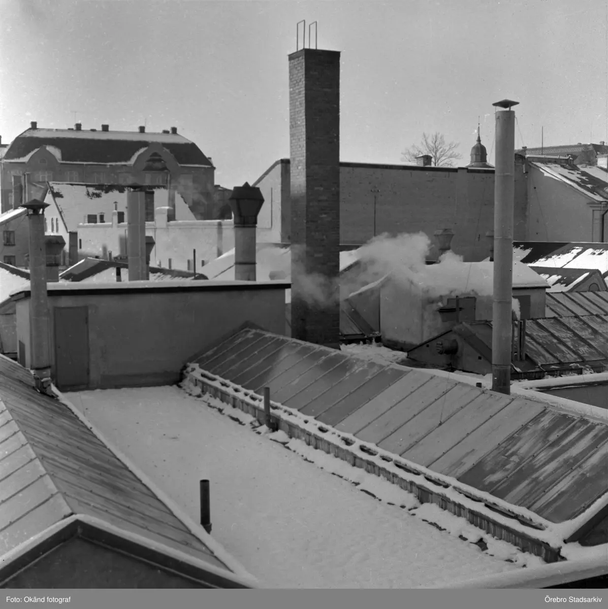 Snö på hustak på Stortorget 17, 1970-tal -Örebro Stadsarkiv ...