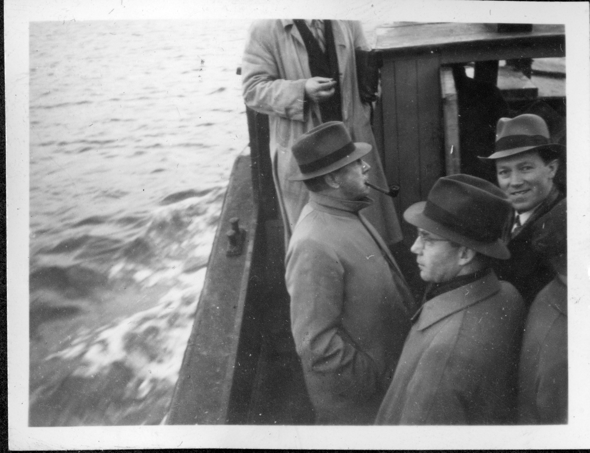 Ein del journalistar kjem med båt til Telavåg i samband med attreisinga -Nordsjøfartmuseet ...