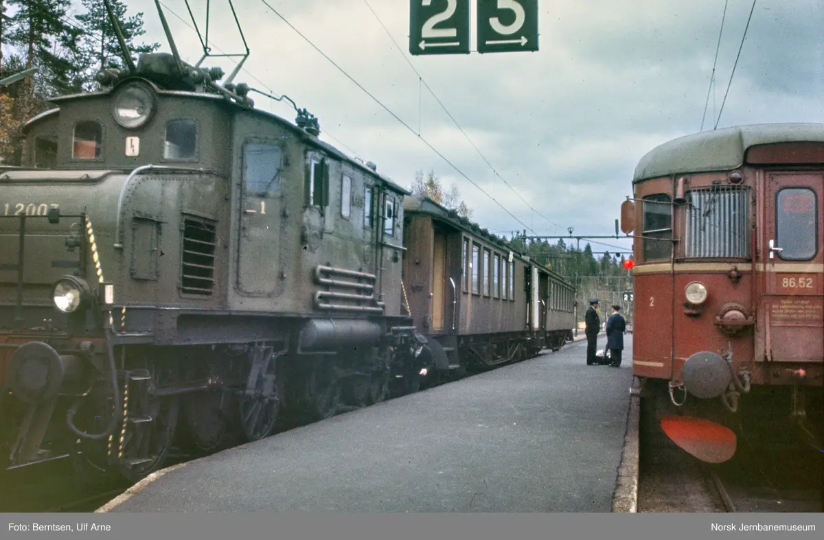Elektrisk lokomotiv El 1 2007 med persontog til Kristiansand og ...