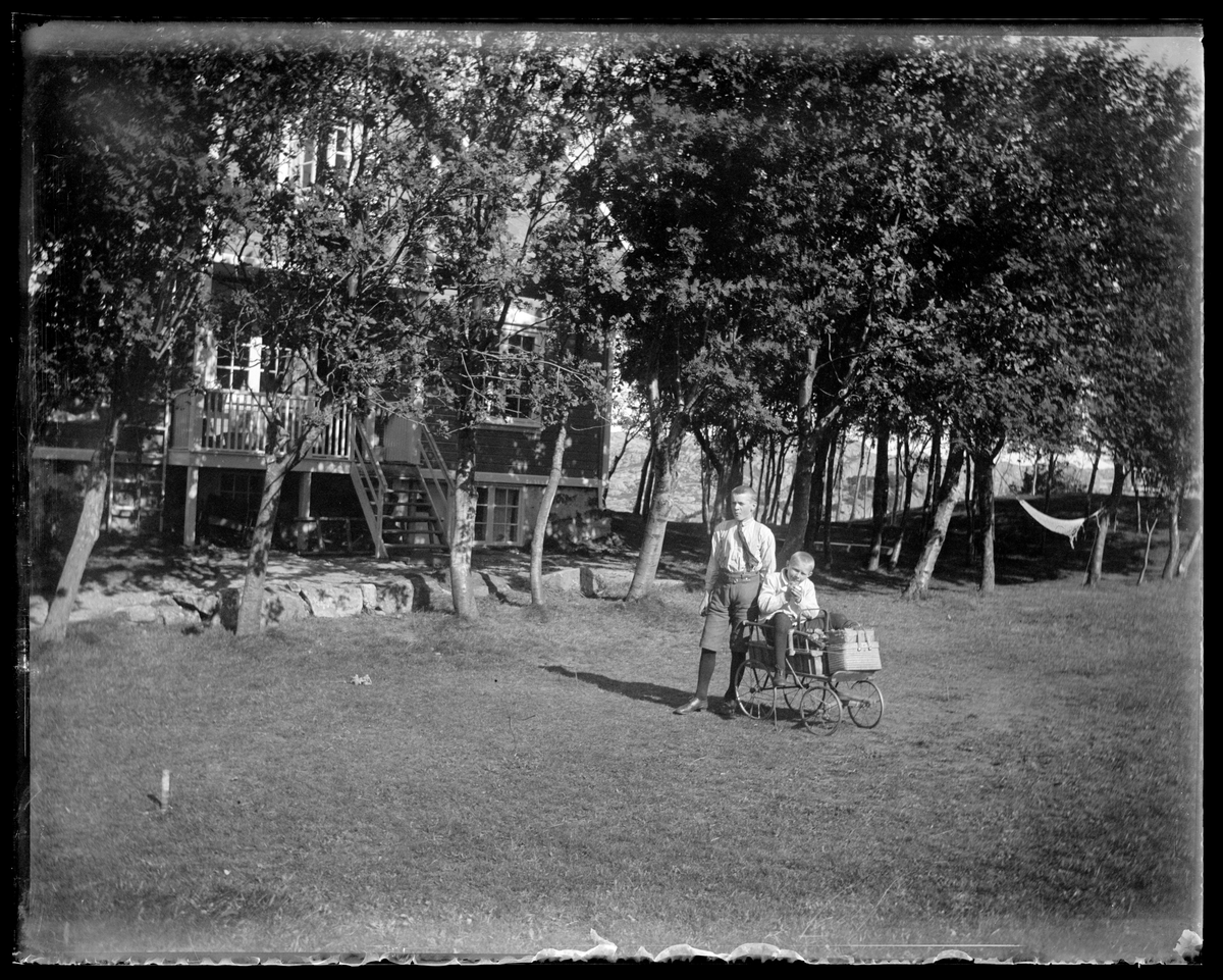 Brødrene Wilhelm og Christian W. Bøe med lekevogn på Gamlehaugen ...