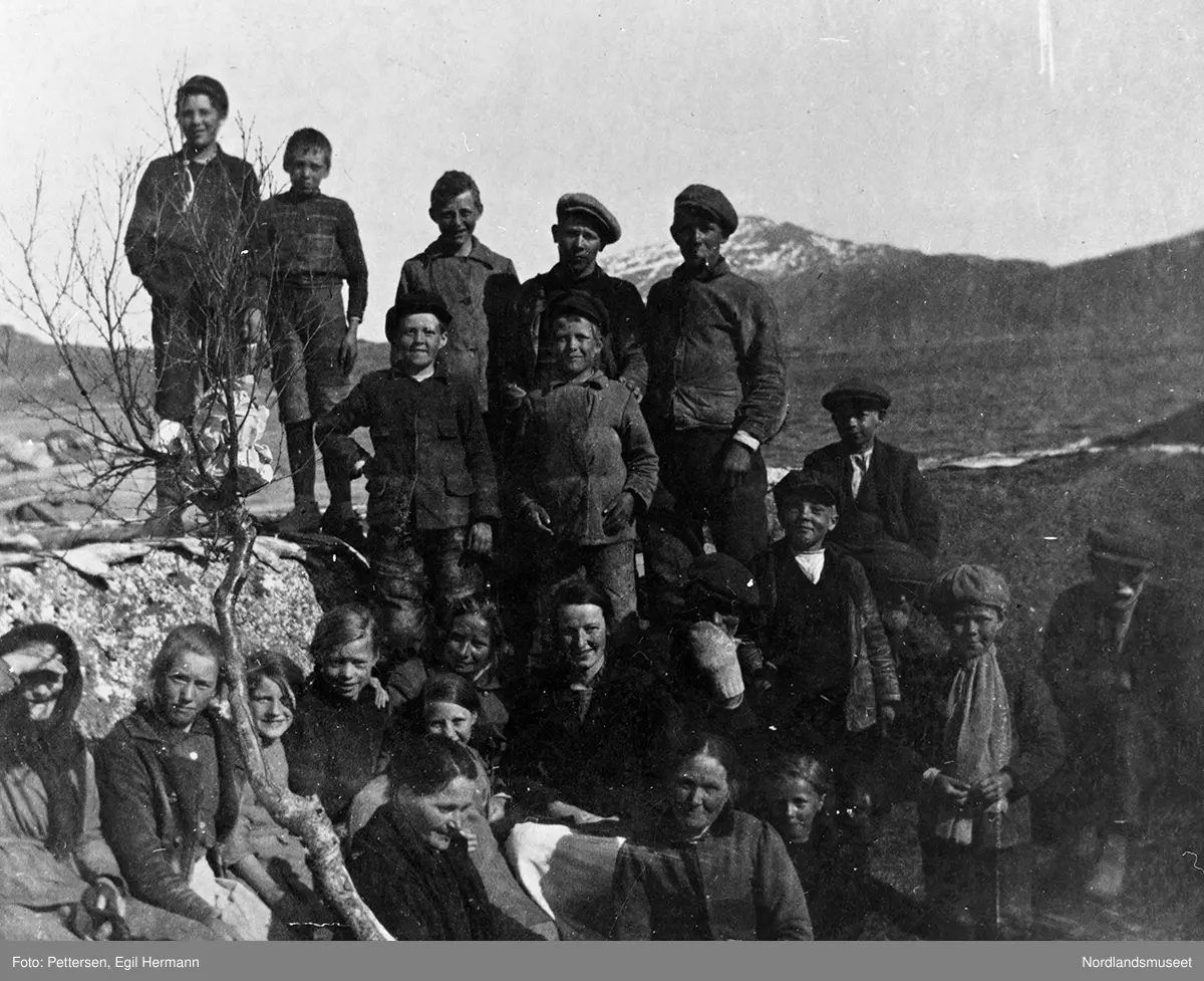 Ungdom på klippfiskberget "Danseskjæran". -Nordlandsmuseet / DigitaltMuseum