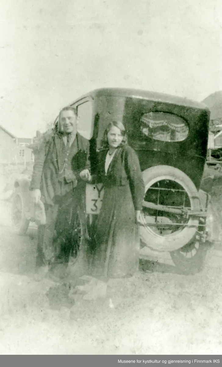 Honningsvåg, Valan. Bjørnar og Laura Isaksen med sin første drosjebil ...