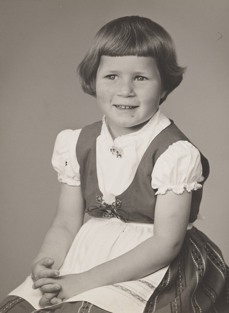 Liten jente i bunad -Museene i Akershus / DigitaltMuseum