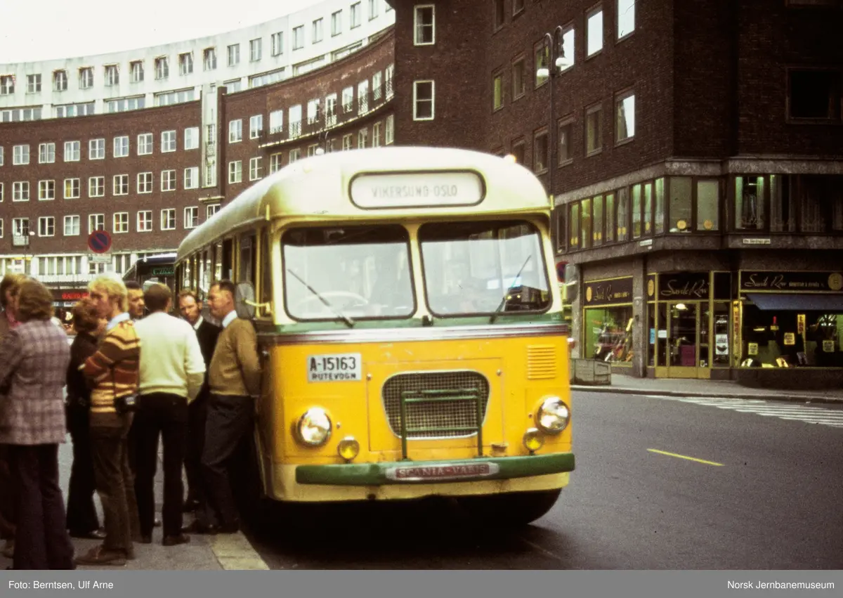 Rutebil med kjennemerket A-15163 tilhørende AS Modumsrutene merket ...
