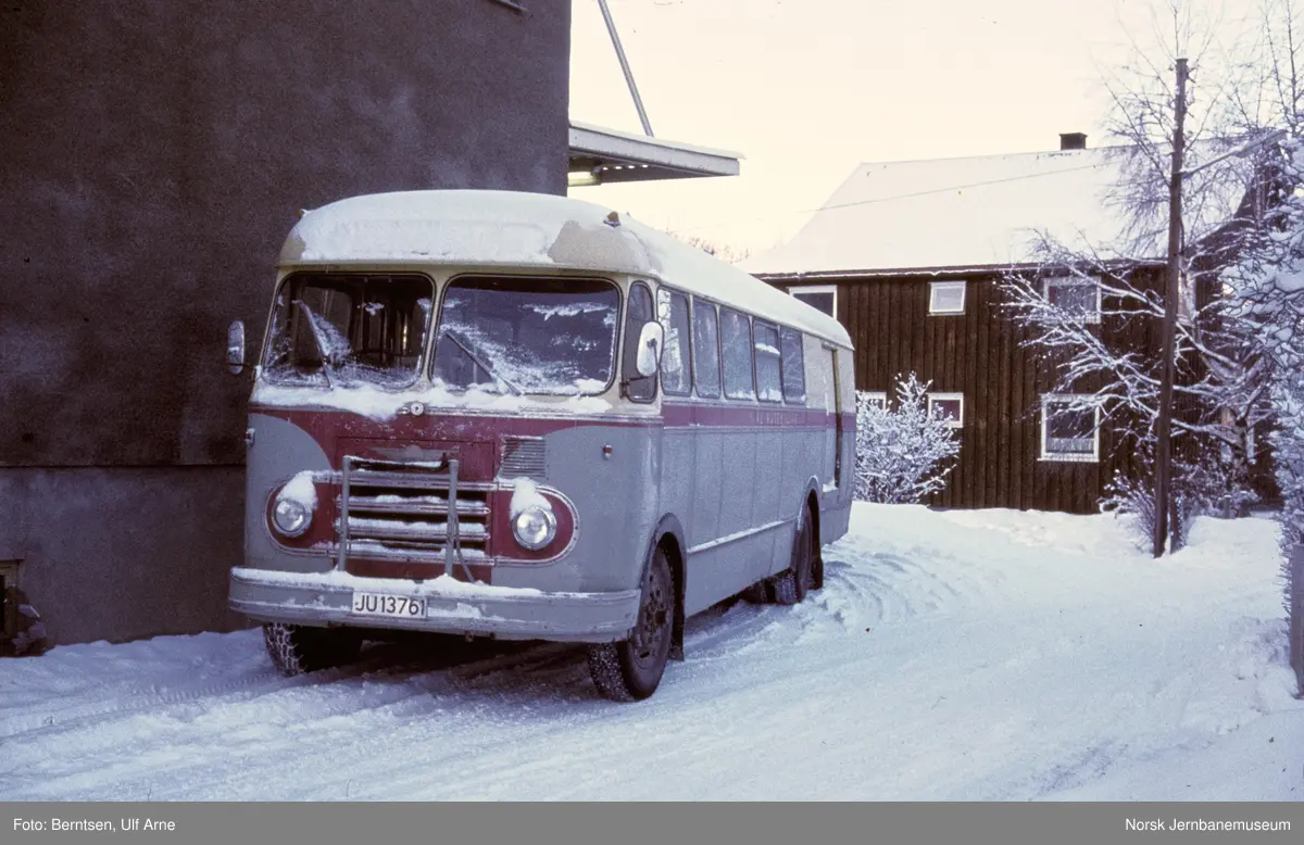 Rutebil med kjennemerke JU13761 tilhørende Ål Rutebillag på Ål stasjon ...