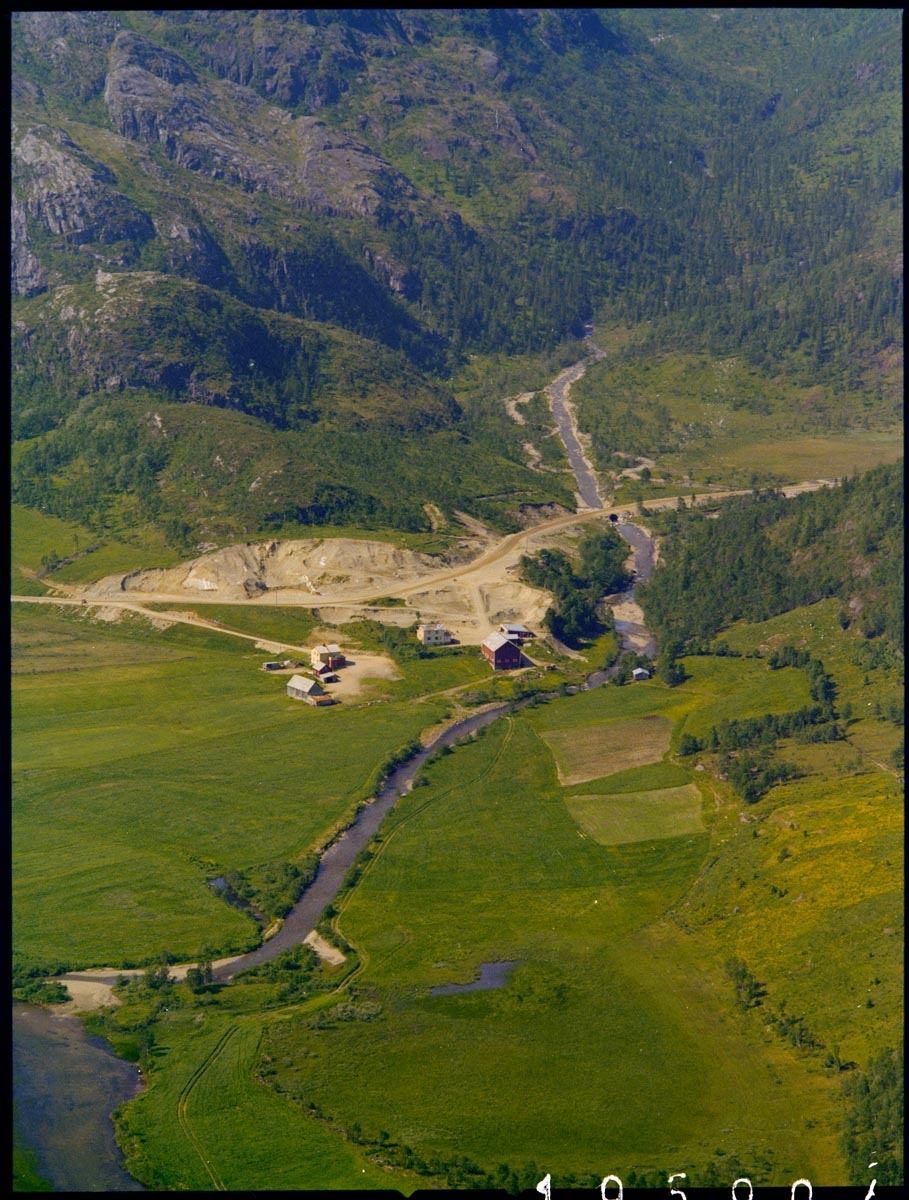 Leirfjord, Skaret. Flyfoto over gårdene i Skaret. Veien over mot Levang ...