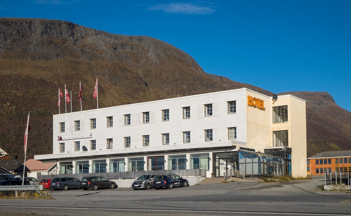 Bjerkvik hotel. "Fasaden" til Bjerkvik i Narvik kommune., en vanlig ...