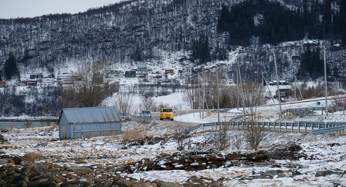 E6 gjennom Emmenes i Narvik kommune.. Hus i Håkvik i bakgrunn. Foto fra ...