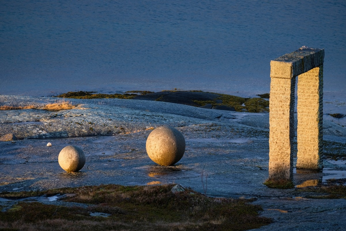 Monument "Himmel på jord". Efjord i Narvik kommune., med lav sol fra ...