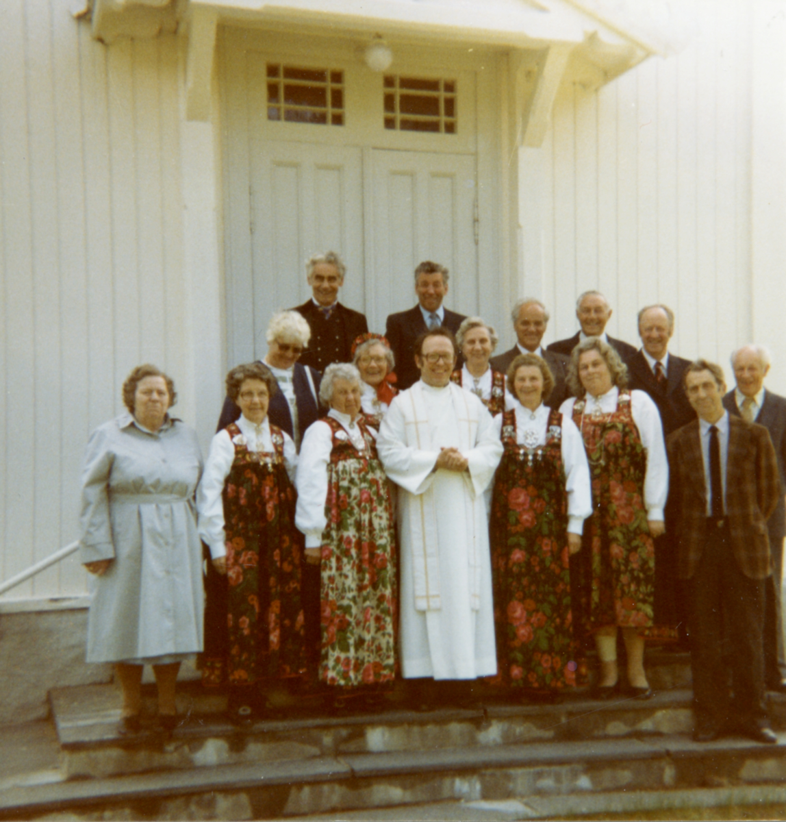 Konfirmanter. 50 års konfirmanter med presten Frank Kolberg på ...