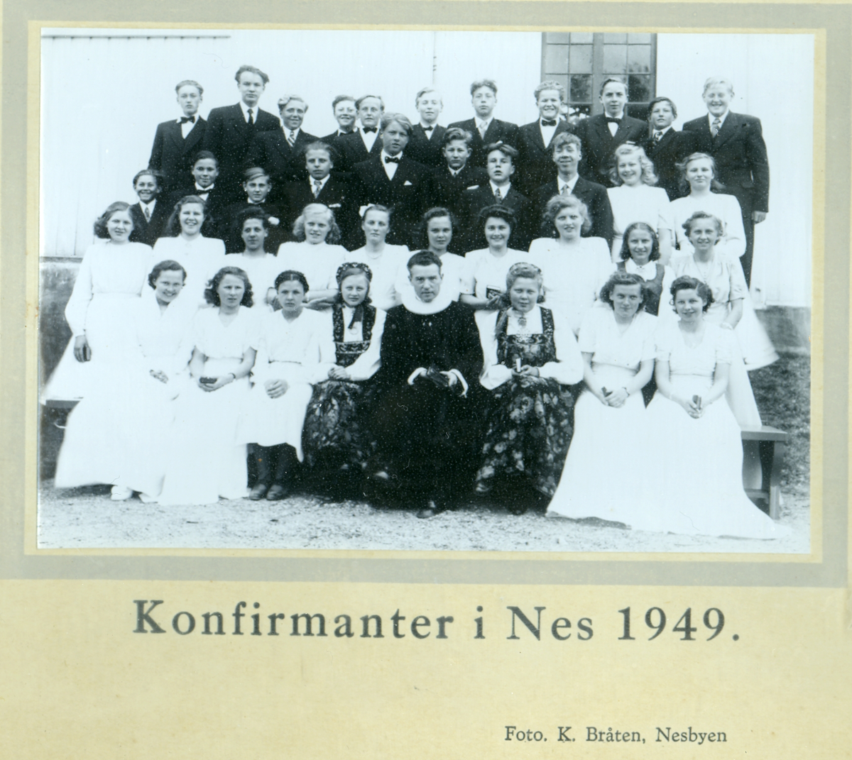 Konfirmanter i Nes kirke 1949. Fra venster 1. rekke: Solveig Berg ...