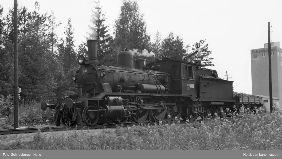 Damplokomotiv type 18c nr. 241 med grusvogn ved vannstenderen på ...
