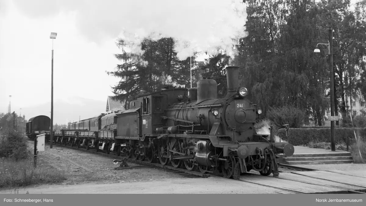 Damplokomotiv type 18c nr. 241 med godstog på Koppang stasjon. Bak sees ...