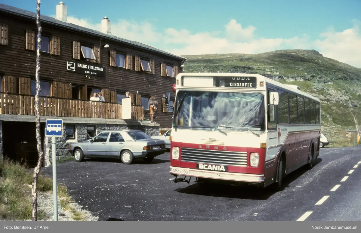 Scania rutebil med kjennemerke SP 43900 tilhørende HSD-bilane ved Halne ...
