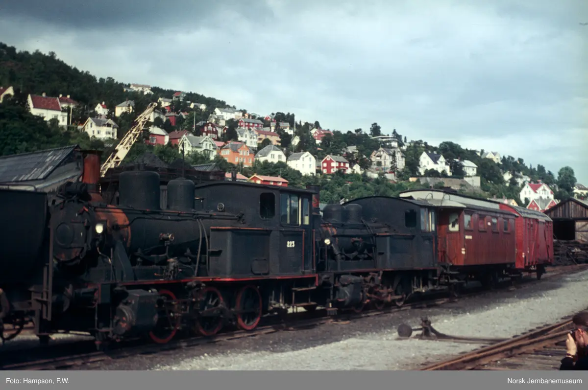 Utrangerte damplokomotiver og vogner på Marienborg ved Trondheim ...