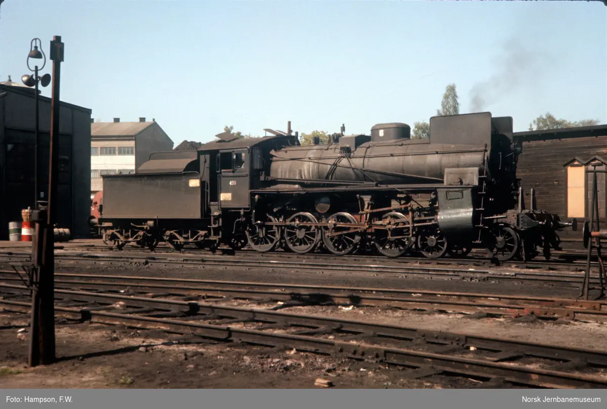 Damplokomotiv type 26c nr. 435 utenfor lokomotivstallen på Hamar ...