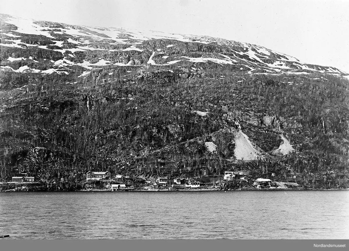 Bilde av Furulund, Sulitjelma. Hotellet ses midt i bildet ...