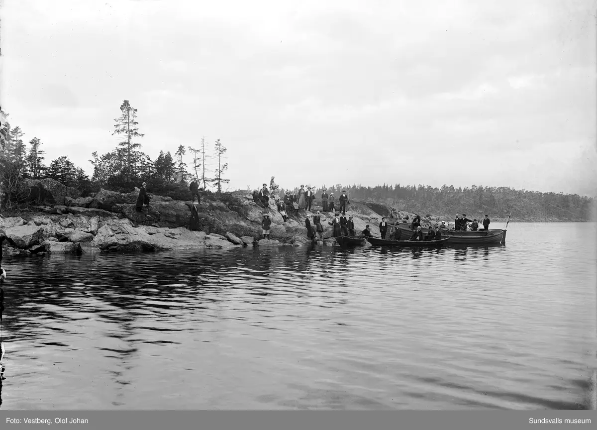 Båtutflykt till ön Skigan i Juniskärs skärgård. Tre båtar har lagt till ...