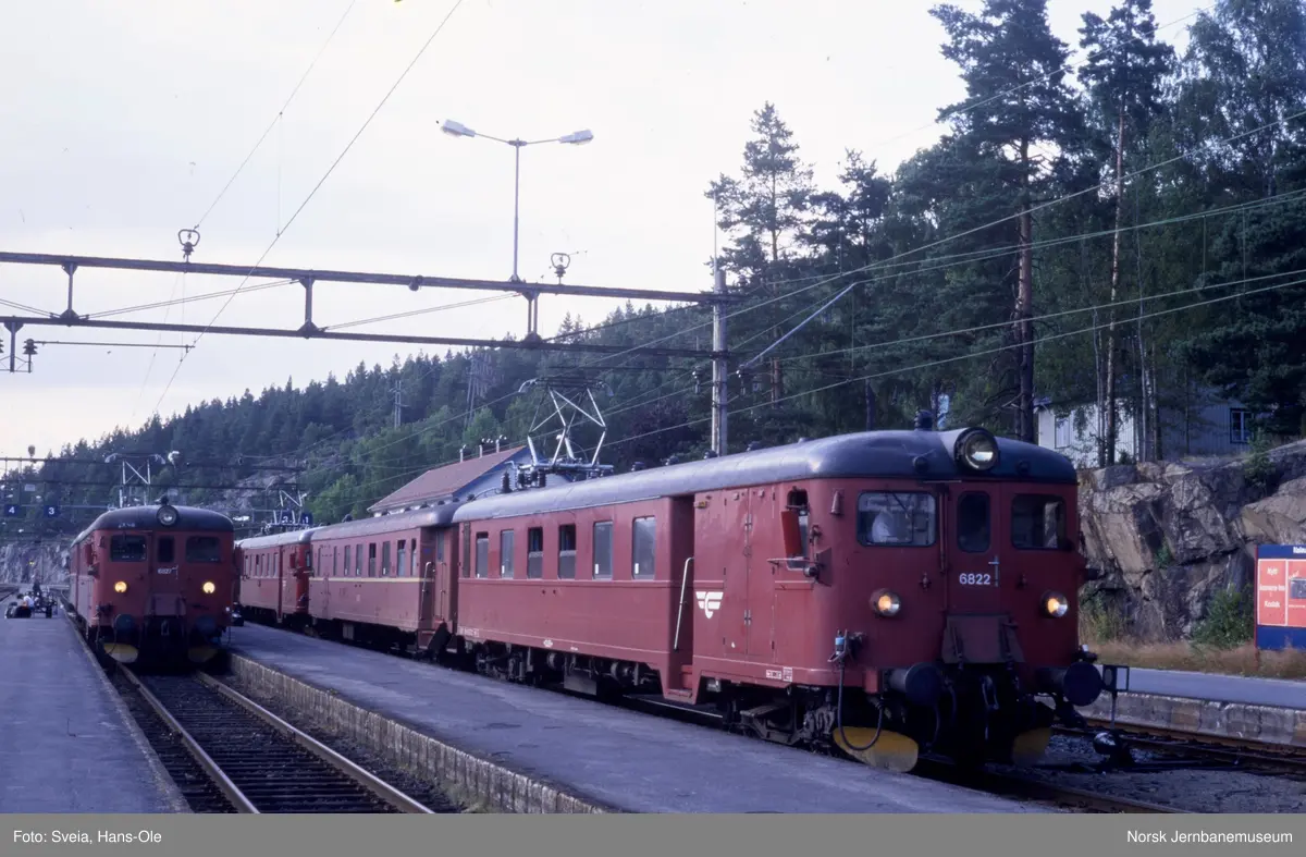 Elektrisk motorvognsett type 68B på Nelaug stasjon -Norsk ...