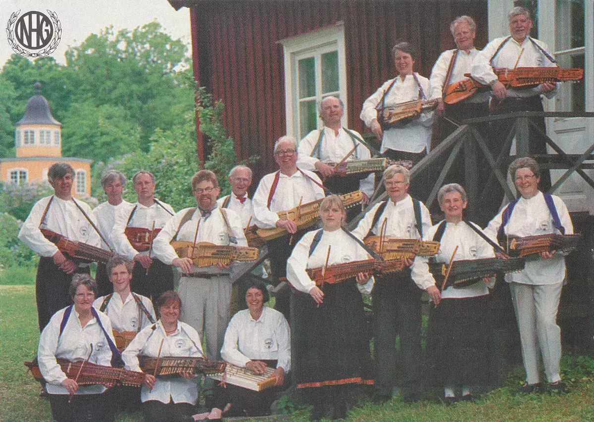 Nacka Hembygdsgille, Svartlösa spelmän, bakom hembygdsmuseet på Stora ...
