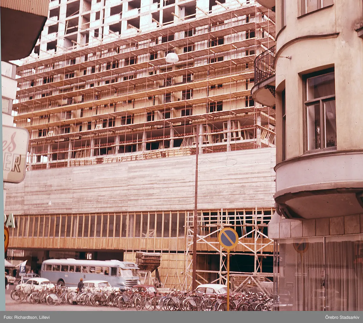 Buss passerar byggnation av Krämaren, 1960-tal -Örebro Stadsarkiv ...