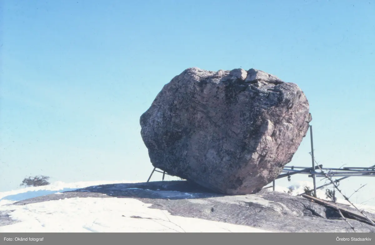 Stor sten på toppen av Storstenshöjden, 1970-tal -Örebro Stadsarkiv ...