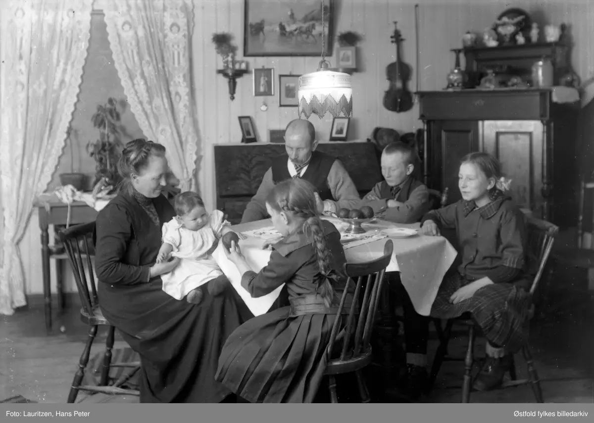 Fotograf Hans Peter Lauritzen med familie, hjemme i stuen på ...