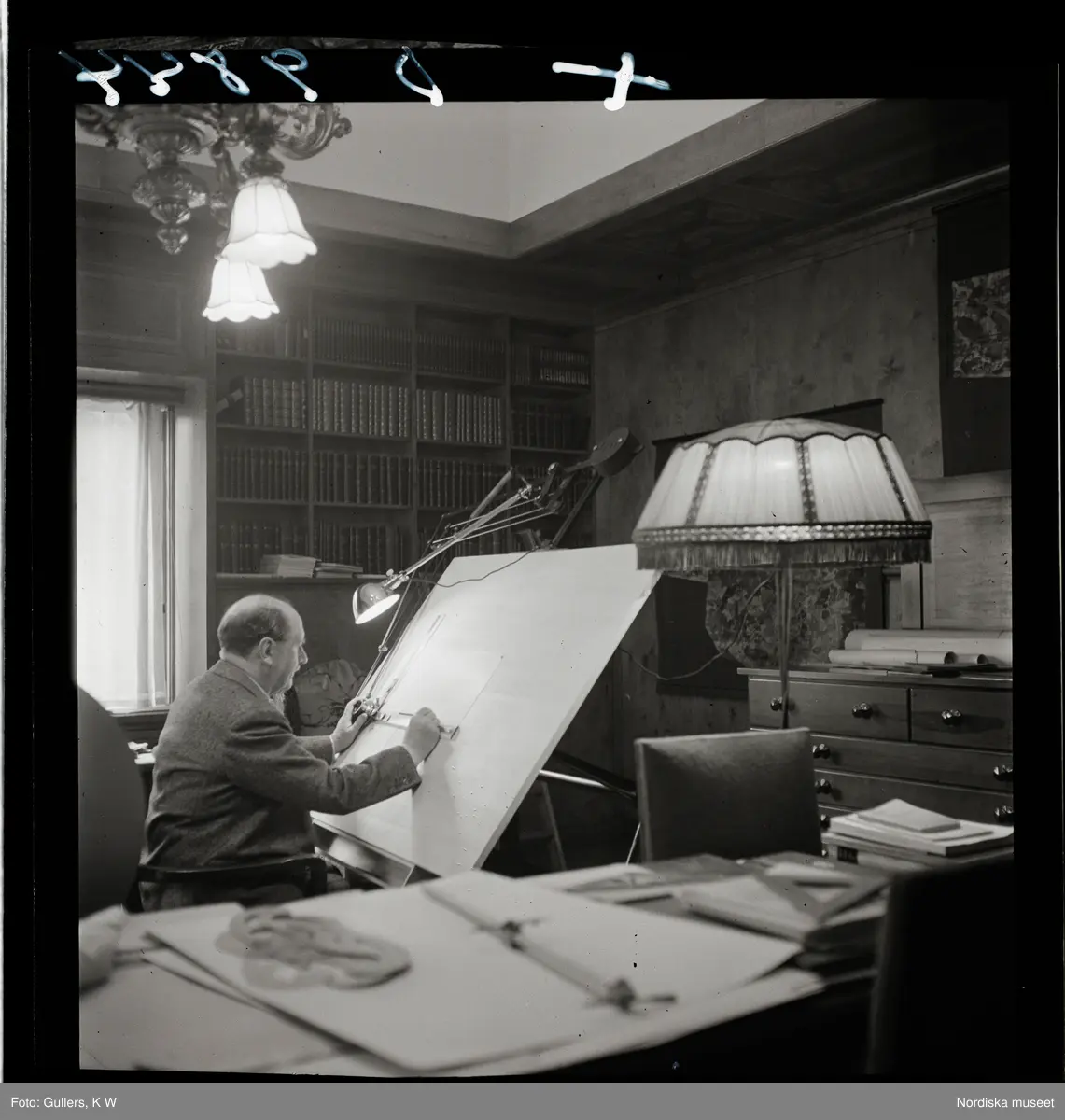 Dr Sven Wingquist vid ritbordet i "en experimentverkstad" för tekniska ...