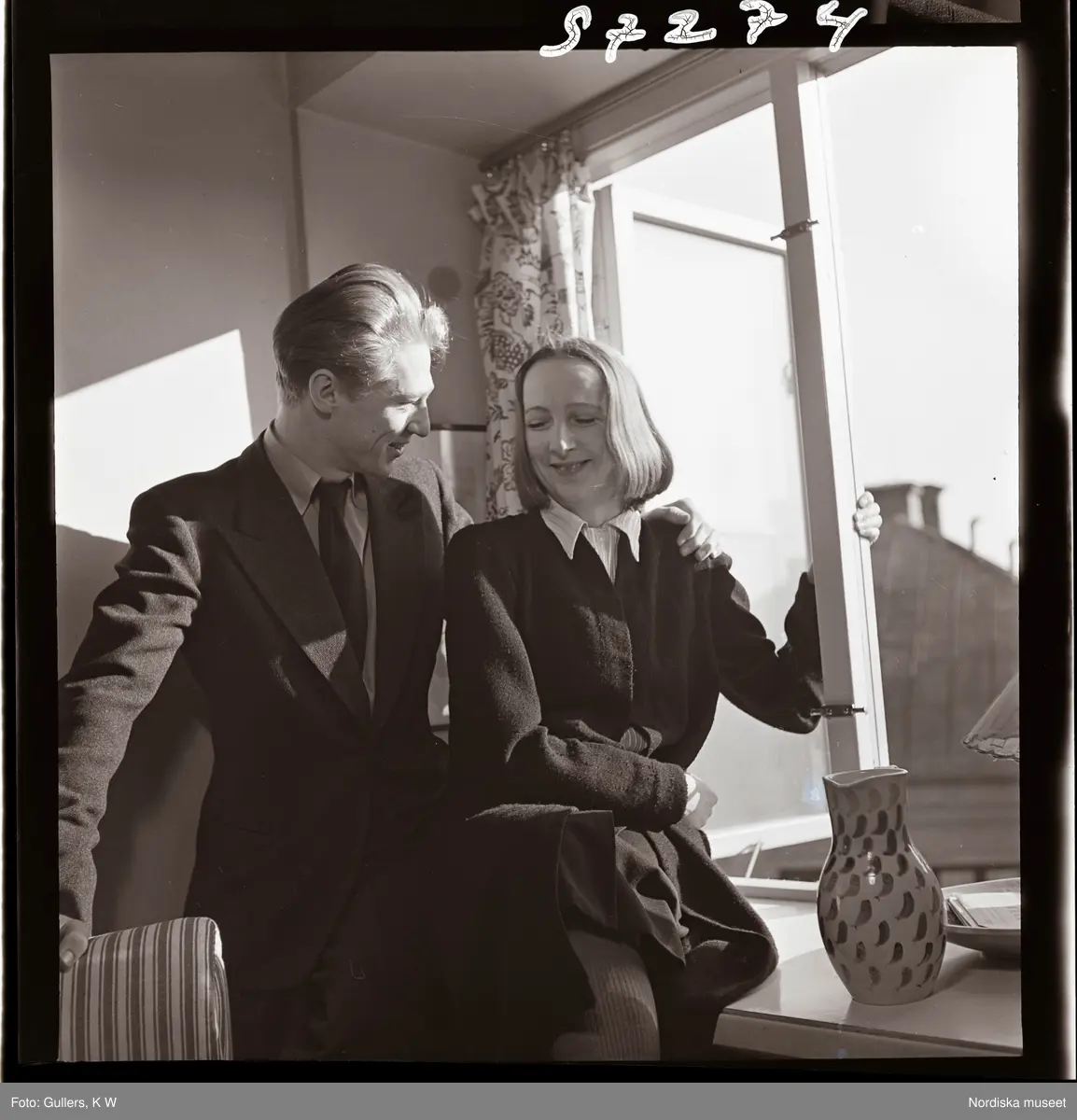 Bildreportage som porträtterar paret Birgit Cullberg och Anders Ek i deras hem. -Nordiska museet ...