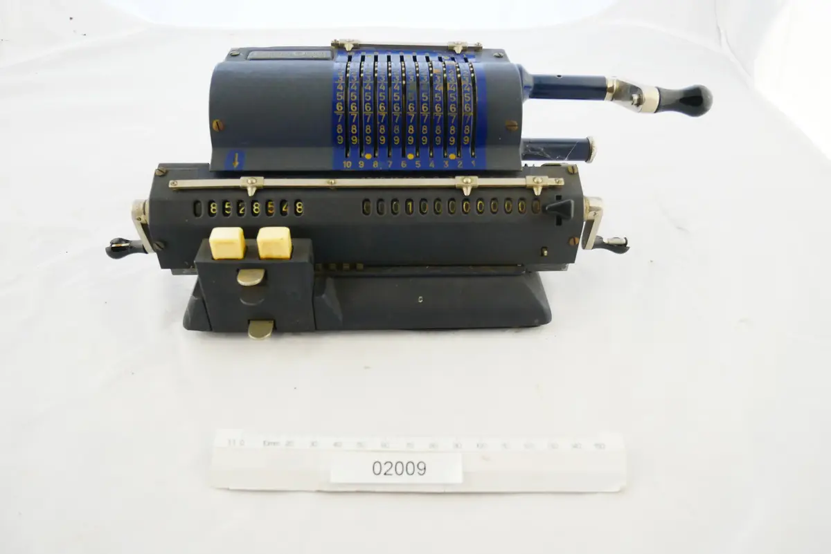 Räknemaskin med vev -Stockholms läns hembygdsföreningar / DigitaltMuseum