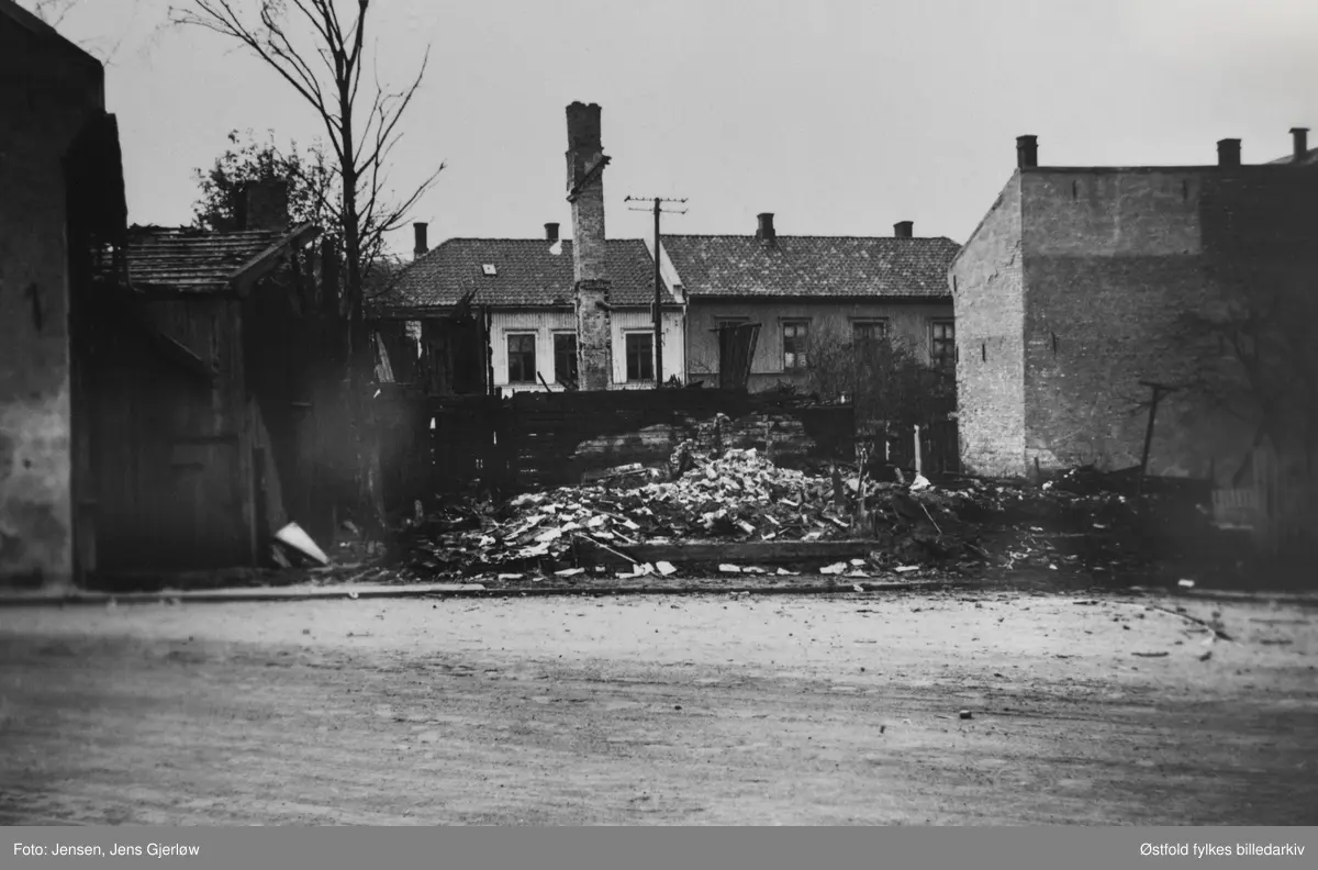 Resultat av tysk fly-bombing i Fredrikstad 9. april 1940. Skader på ...