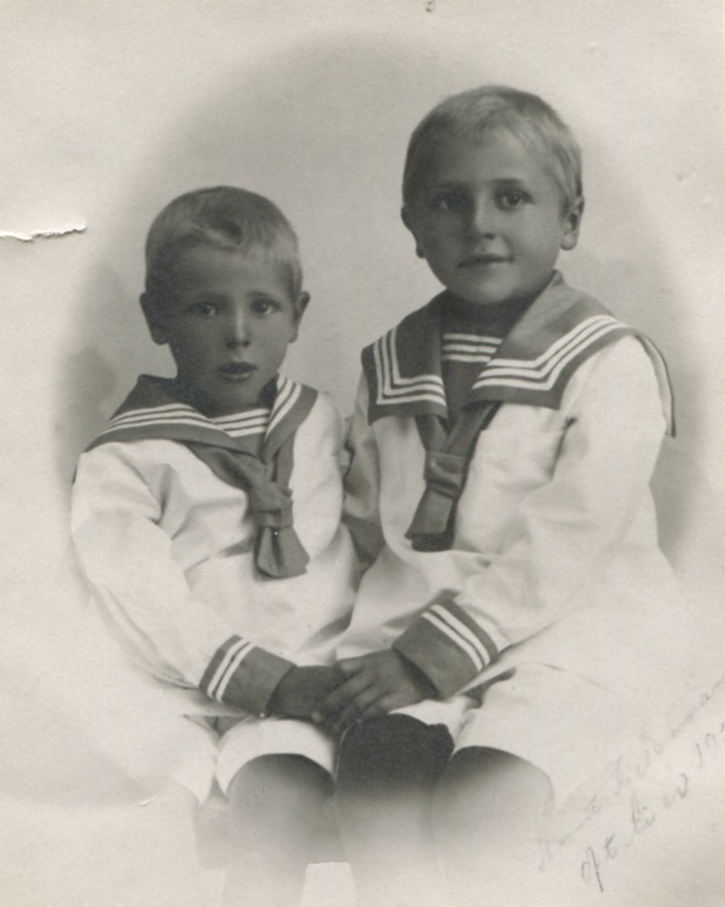 Ateljéfoto av bröderna Gustav (1916 - 2006) och Albert Eklund (1913 ...