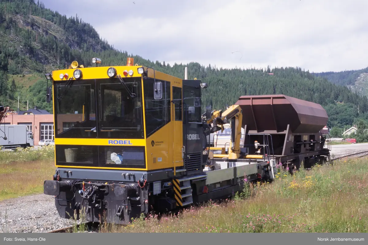 Lastetraktor type Robel 54.22 serie 25 på Støren stasjon -Norsk ...