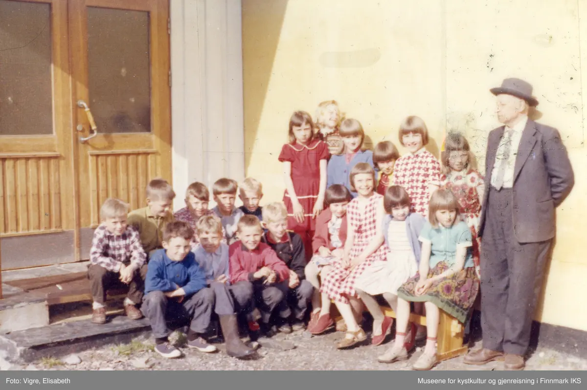 Sarnes. Gruppebilde med elever foran Solvang internatet. 1960/61 ...
