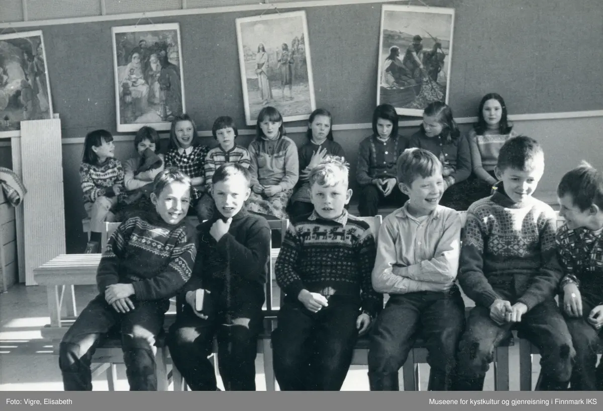 Sarnes. En gruppe elever på klasserommet på Solvang internatet. 1960/61 ...