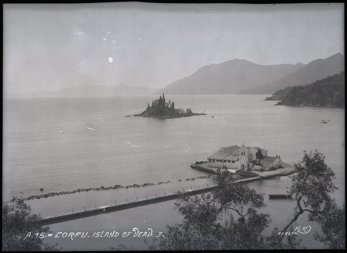 Postkortmotiv av øya Pontikonisi i Hellas. Gresk ortodoks kirke på øya ...