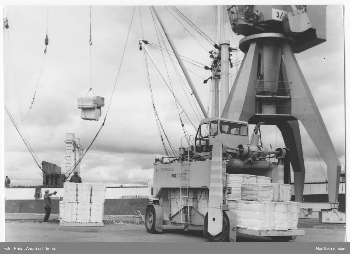 Västerbotten. Lastning av pappersmassa i Umeå uthamn i Holmsund ...