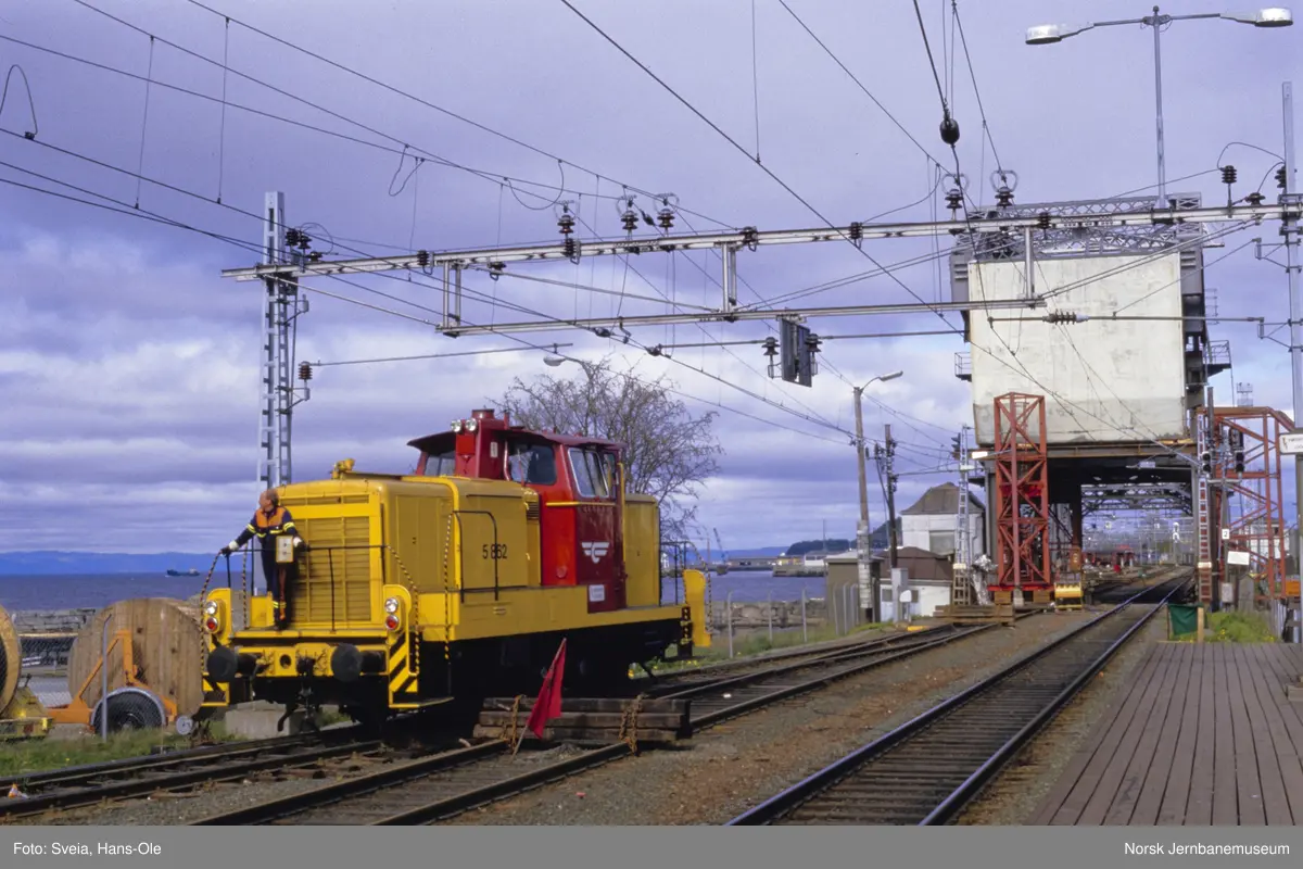 Diesellokomotiv Di 5 862 ved Skansen bru i Trondheim -Norsk ...
