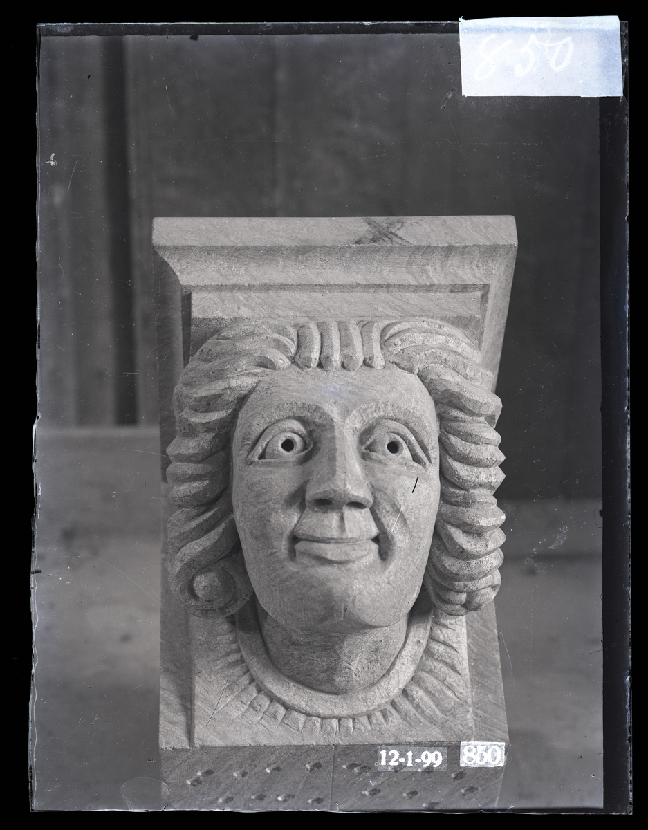 Konsollstein med hode for buefrise i sentraltårnet i Nidarosdomen ...