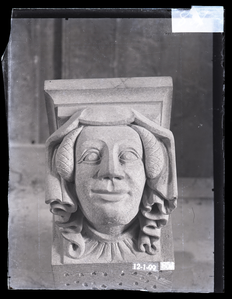 Konsollstein med hode for buefrise i sentraltårnet i Nidarosdomen ...