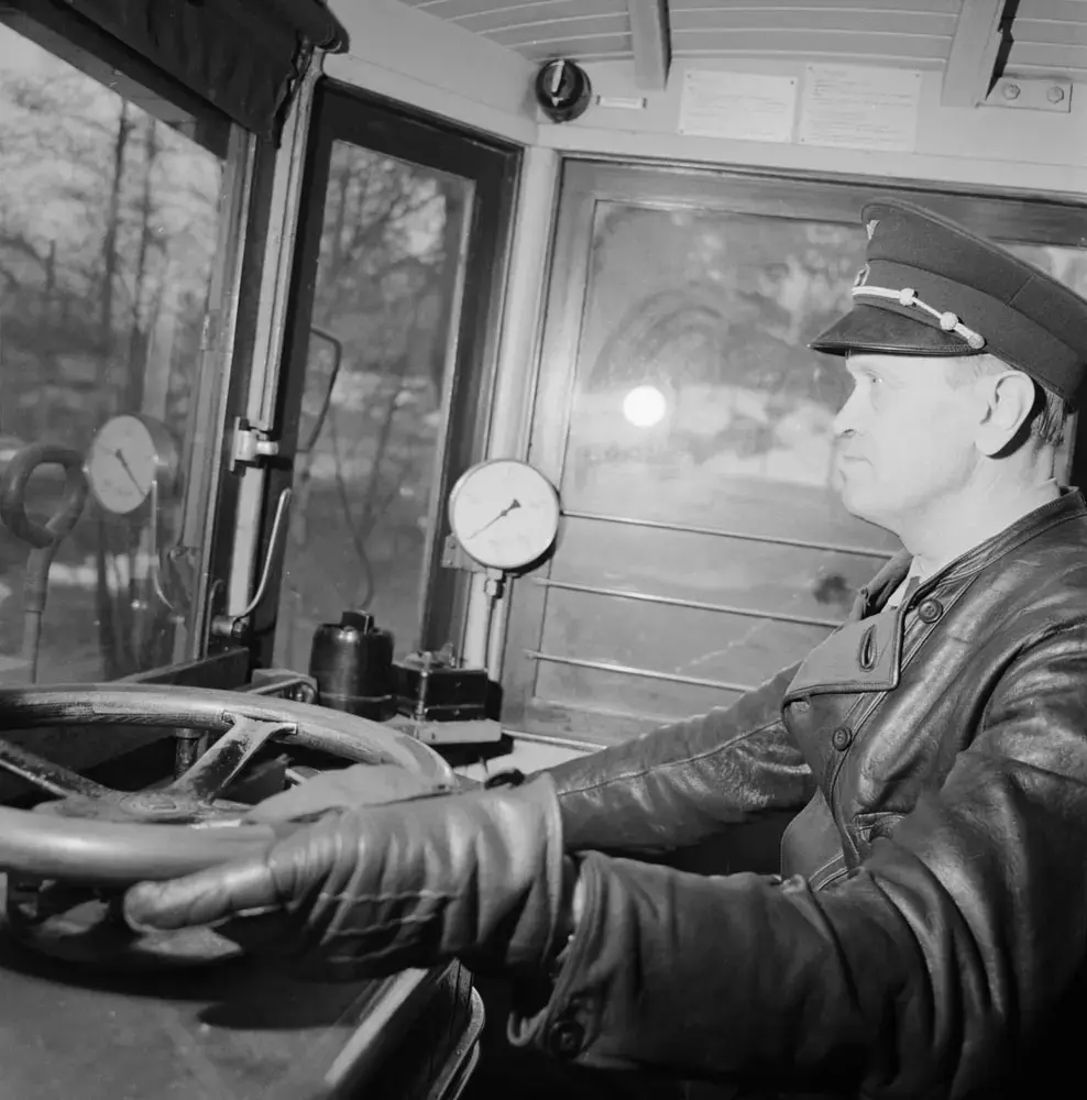 Skenslipningsvagn med reklam, förare Gustaf Rooth -Spårvägsmuseet ...