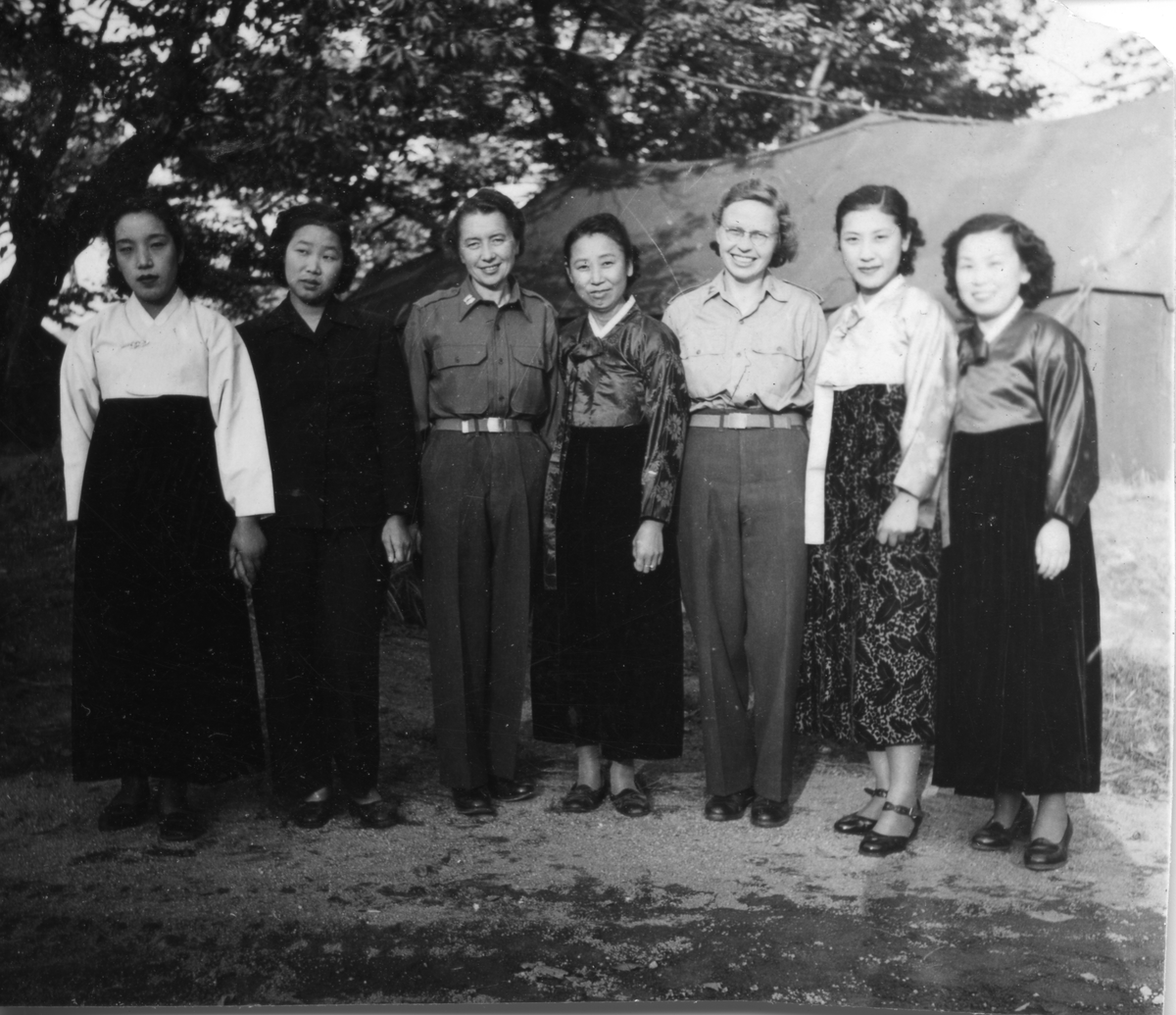 Det norske feltsykehuset i Sør-Korea høsten 1952. Oversøster Emma ...