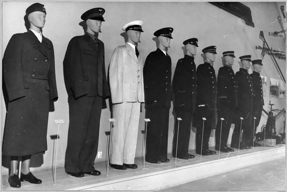 30 interiörbilder från Spårvägsmuseets på Tulegatan tagna sommaren 1948 ...