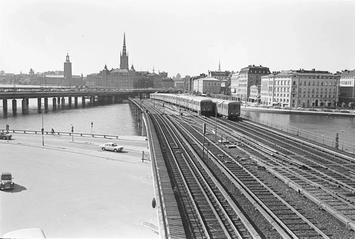 Slussen,ett T-banetåg på bron mellan Slussen och Gamla Stan ...