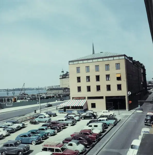 Bilparkering på Mälartorget 1959 -Spårvägsmuseet / DigitaltMuseum