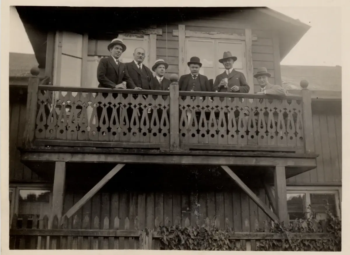 Sex män på en balkong, 1920-talet. Andre och fjärde fr.v.: Wilhelm ...